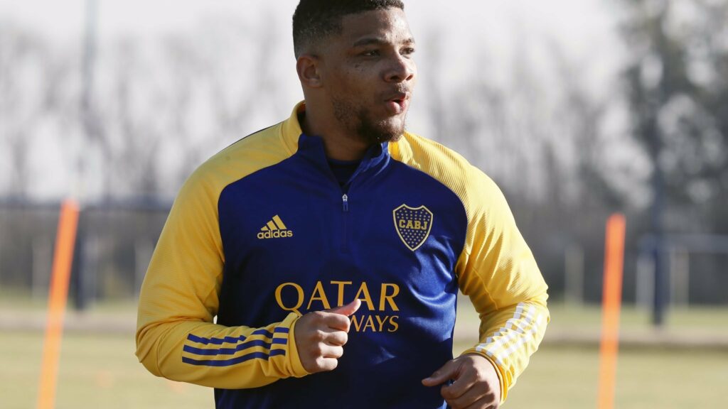 El gesto de Frank Fabra con uno de los utileros de Boca - El Intransigente