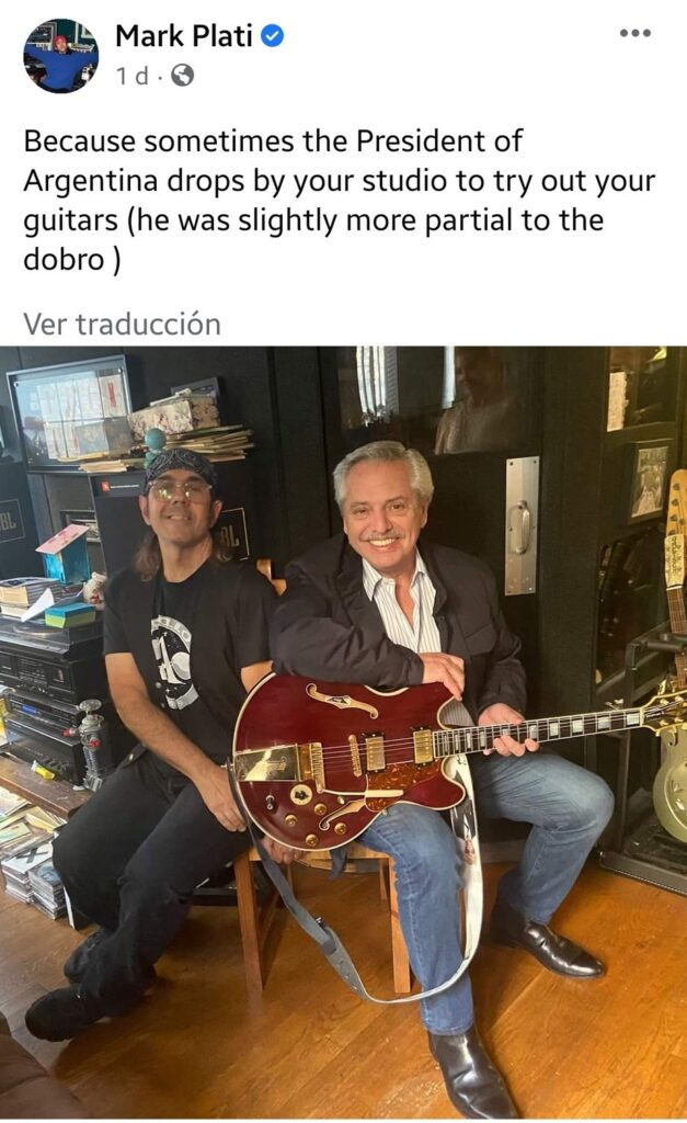 Alberto Fernández interrumpió su gira para probar una guitarra en un ...