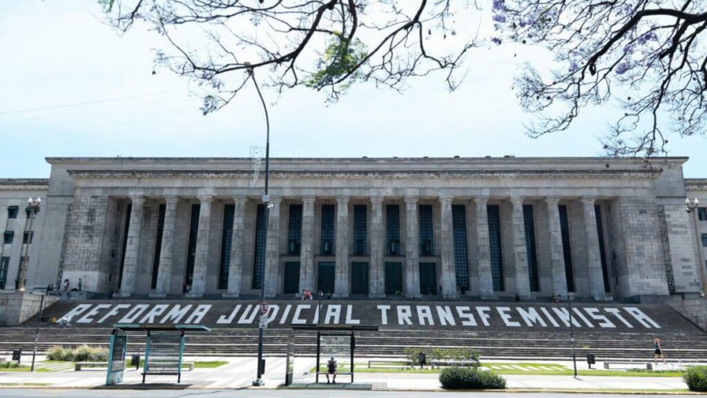 Una agrupación feminista pintó las escalinatas de la Facultad de ...