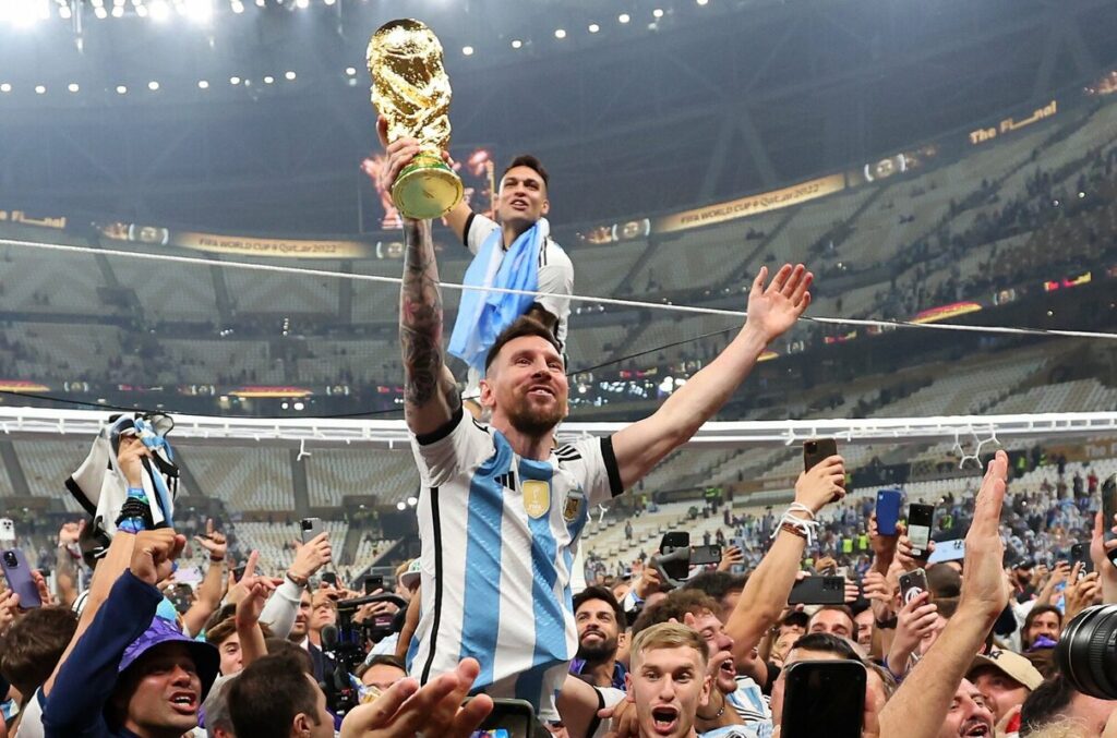 Como Diego en el 86: la imagen histórica de Lionel Messi con la Copa ...