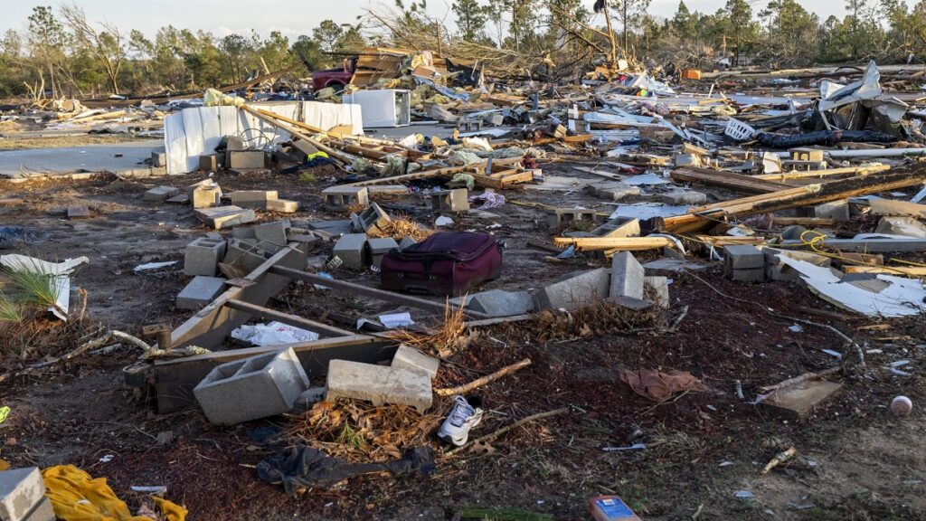 Un fuerte tornado golpea Alabama y deja ocho muertos - El Intransigente